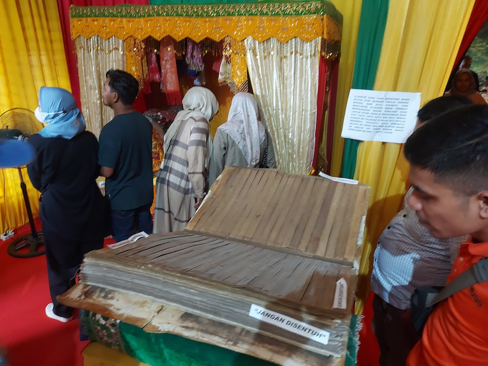 Al-Quran Berusia 250 Tahun Jadi Magnet Tarik Pengunjung ke Anjungan ...
