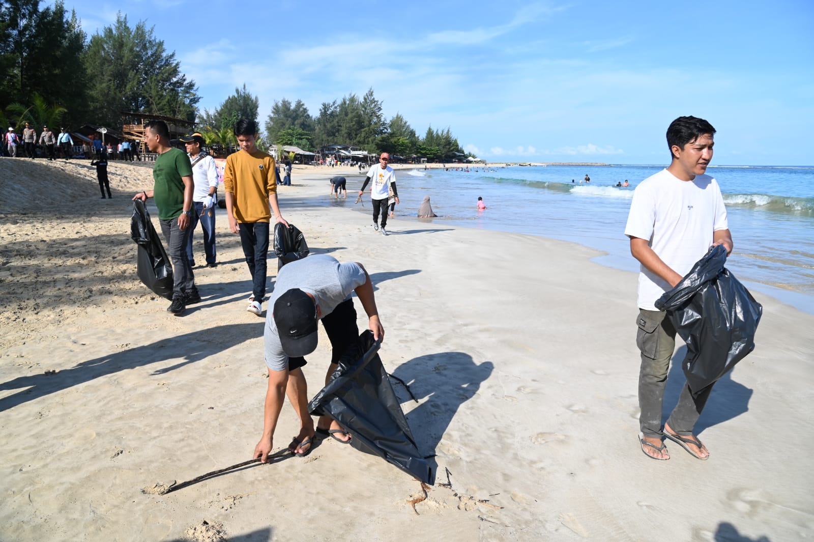 Pemkab Aceh Besar Lakukan Aksi Pungut Sampah di Pantai Lampuuk