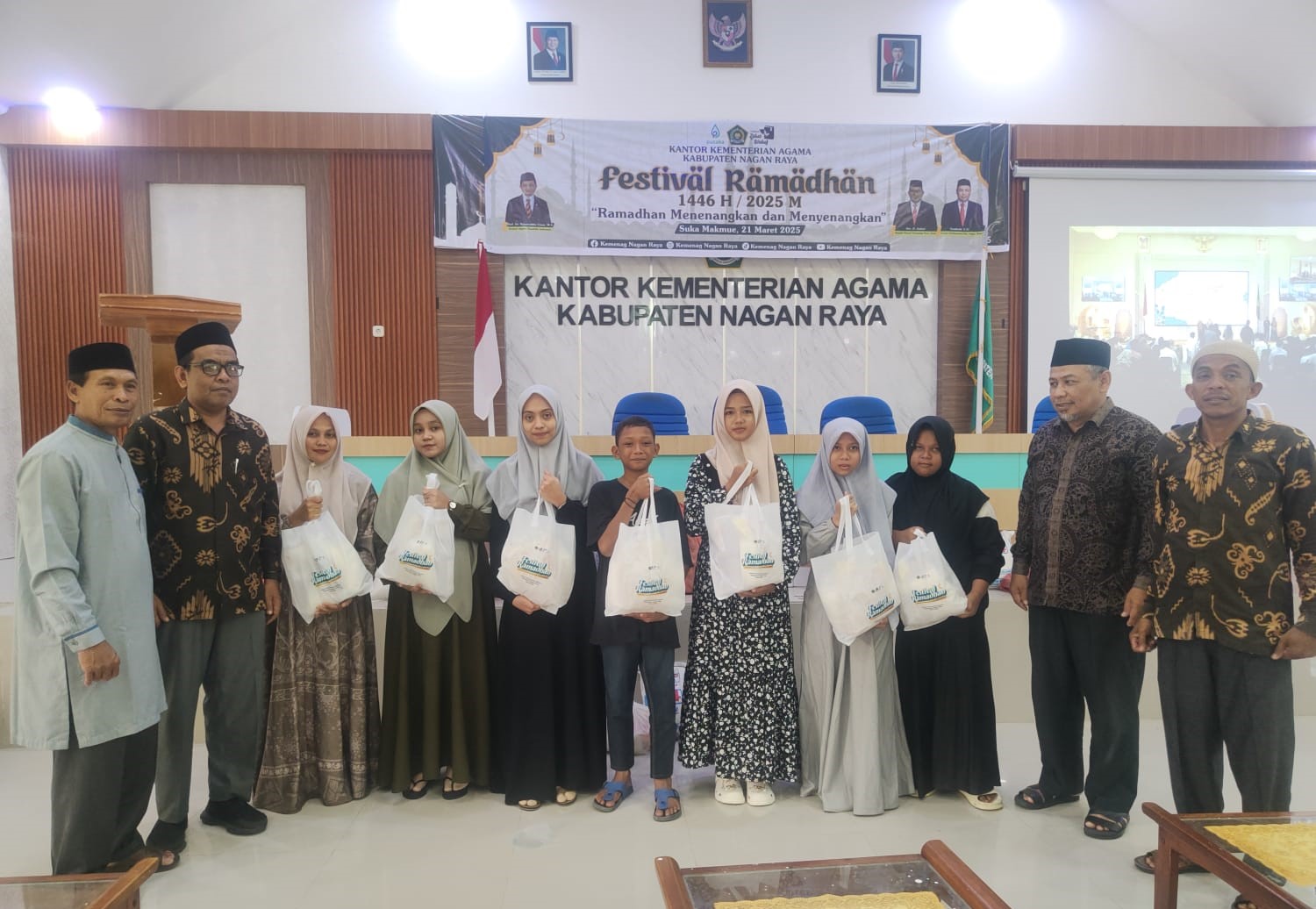 Kemenag Nagan Raya Bagikan 300 Paket Sembako